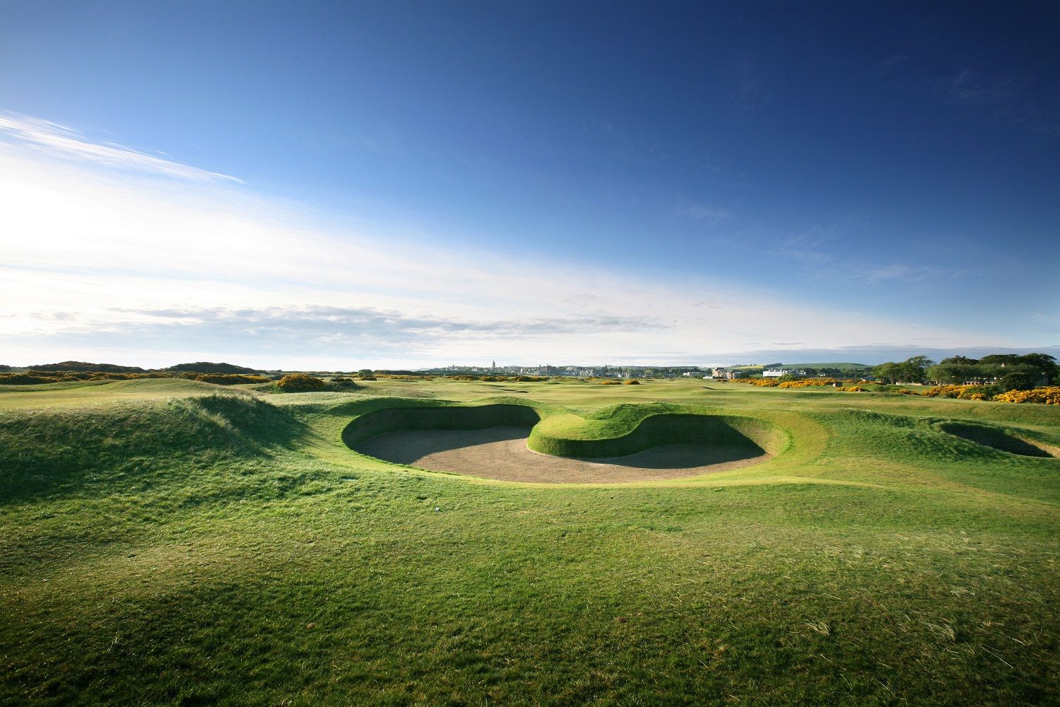 Nejslavnější golfový piknik. To je hřiště Old Course v St Andrews ...